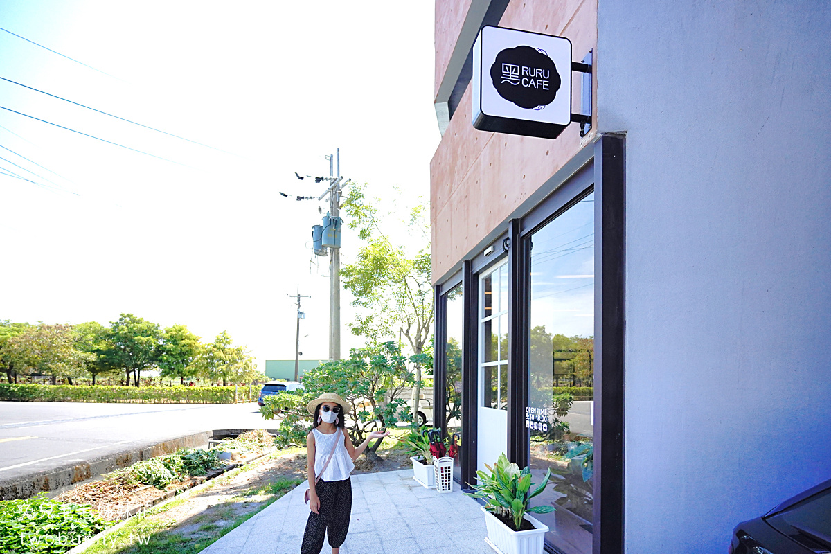 宜蘭五結【黑 RuRu Cafe】網美咖啡廳有笑笑羊陪吃飯!! 綠舞黑臉羊餐廳太可愛～ @兔兒毛毛姊妹花