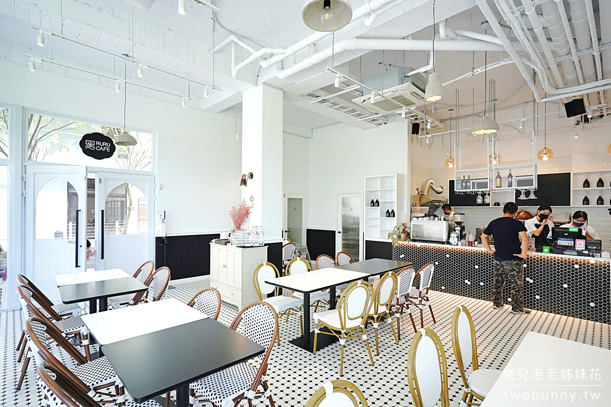 宜蘭五結【黑 RuRu Cafe】網美咖啡廳有笑笑羊陪吃飯!! 綠舞黑臉羊餐廳太可愛～ @兔兒毛毛姊妹花