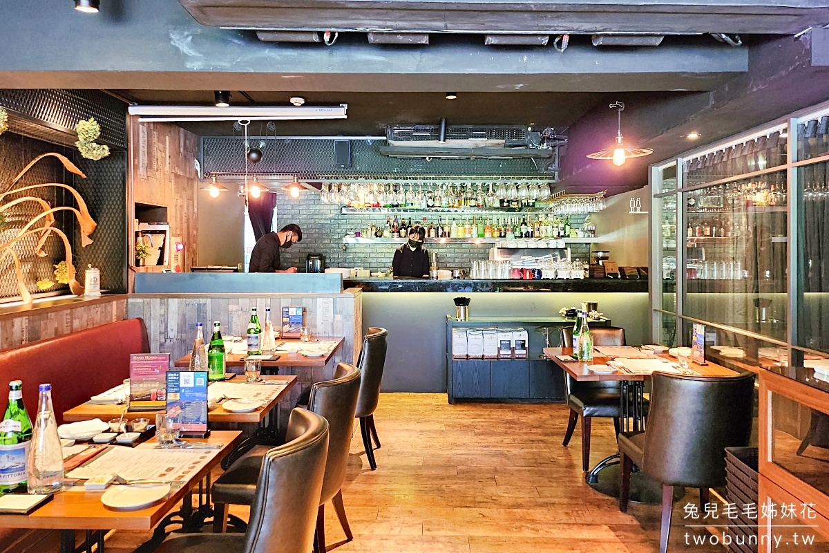 市政府美食》艾朋牛排餐酒館 À Point Steak & Bar~約會慶生首選高級牛排館，西班牙百萬烤爐煙燻牛排太厲害 @兔兒毛毛姊妹花